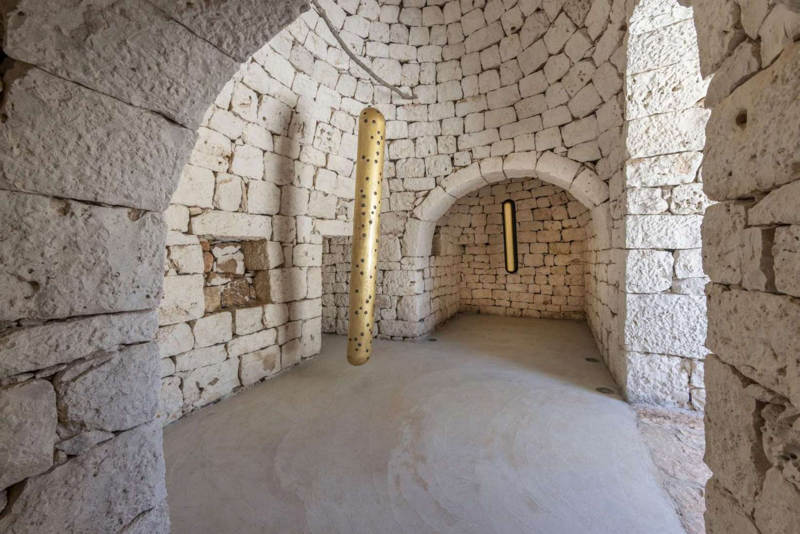 Le iconiche "colonne" di John Torreano in Puglia - ArteVarese.com